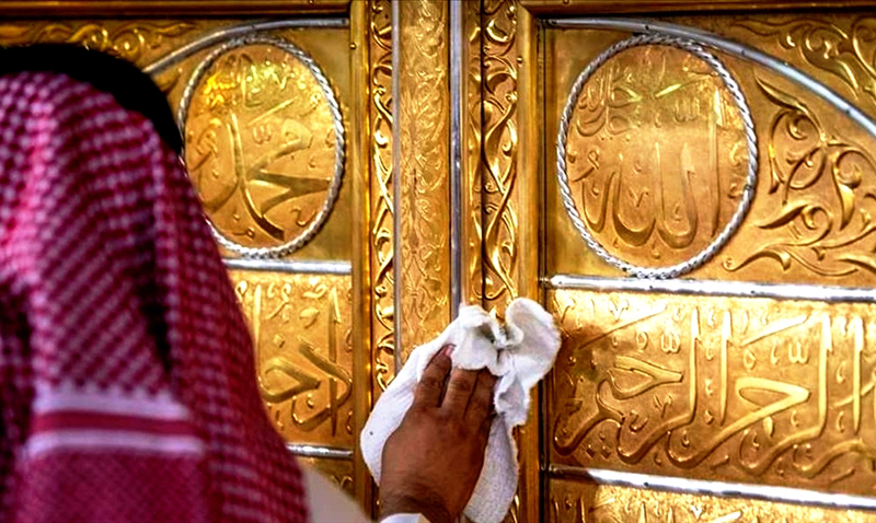 غسل الكعبة المشرفة بخليط ماء زمزم وماء الورد – Assarih