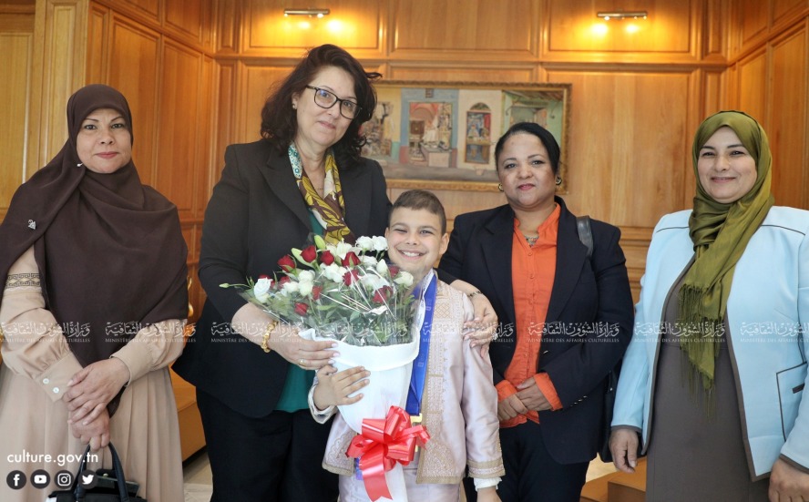 تكريم التلميذ يوسف بن داود المتوج بالجائزة الأولى لمسابقة تحدّي القراءة لذوي الهمم – Assarih