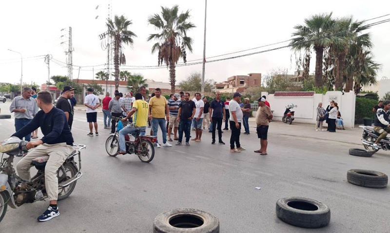 سوسة: عمّال مصنع الألبان بسيدي بوعلي يحتجّون ويغلقون الطريق (صور) – Assarih