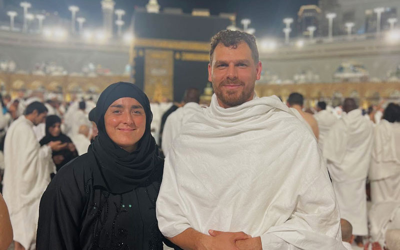 أنس جابر وزوجها يُؤدّيان مناسك العمرة (صور) – Assarih