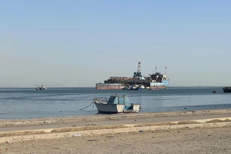 مصر: انقلاب بارجة بحرية بخليج السويس..مقتل 4 أشخاص وفقدان 6 آخرين – Assarih