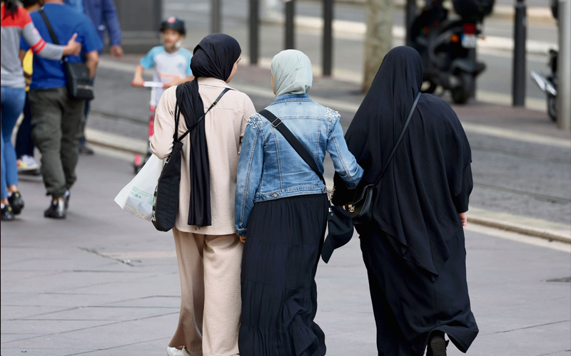 جون أفريك: 2 من كل 3 مسلمين في فرنسا ضحايا للعنصرية – Assarih